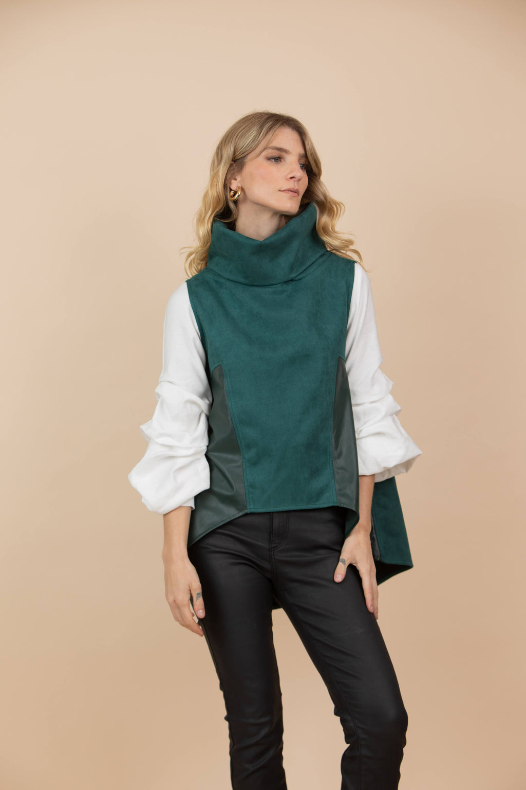 Chaleco Claudia Combinado Tela Gamuzada y Ecocuero Verde Botella – Sandra Botero
